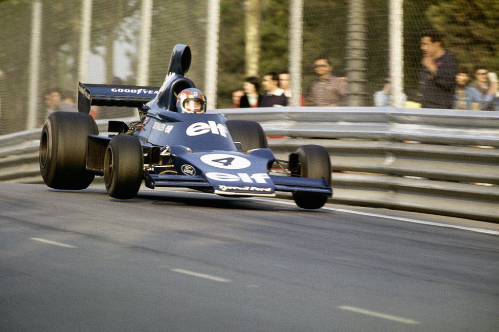 Amateur photographers capture golden age of motor racing - BBC News