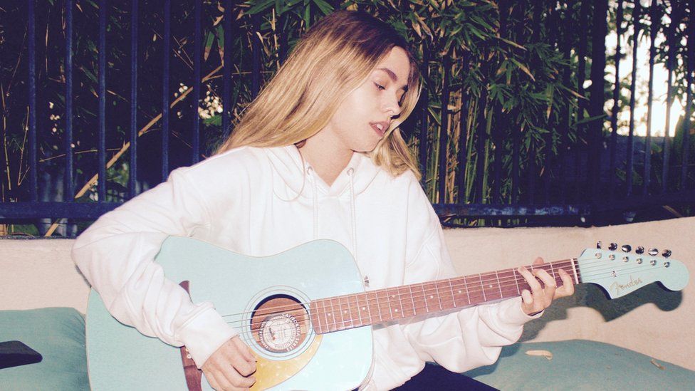 L Devine: 'Girls can write about more than being sexy' - BBC News