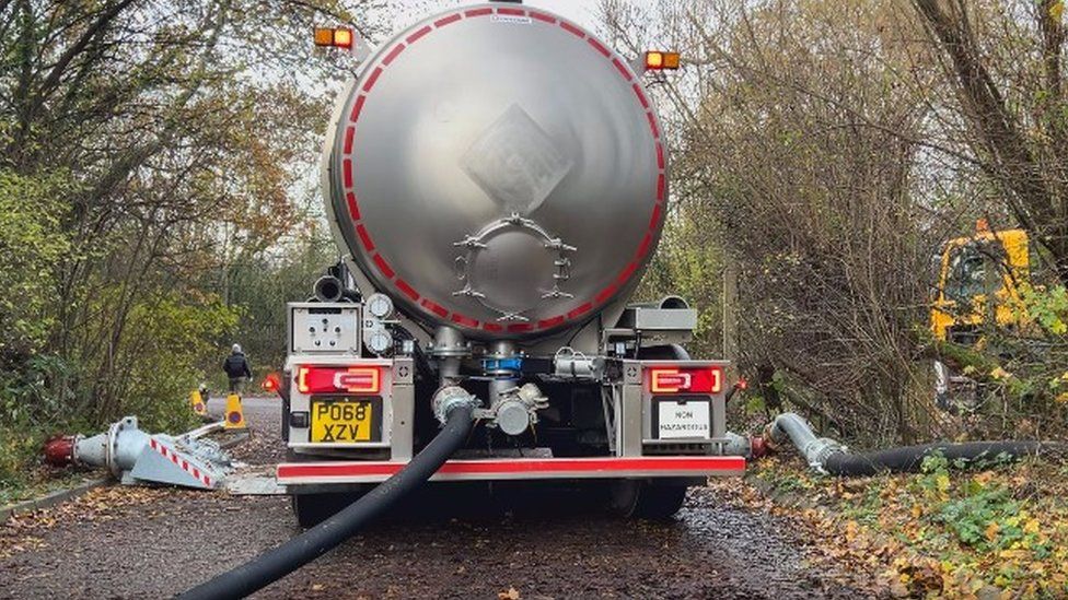 Totton: Tankers line road to draw waste from from burst sewer - BBC News