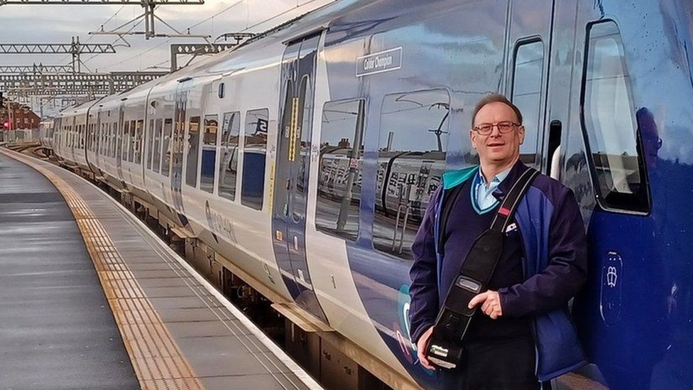 Northern train conductor praised for spotting missing girls - BBC News