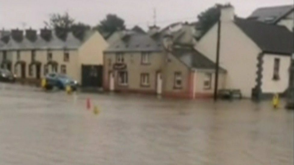 Tyrone and Donegal flooding: Clean-up effort continues - BBC News