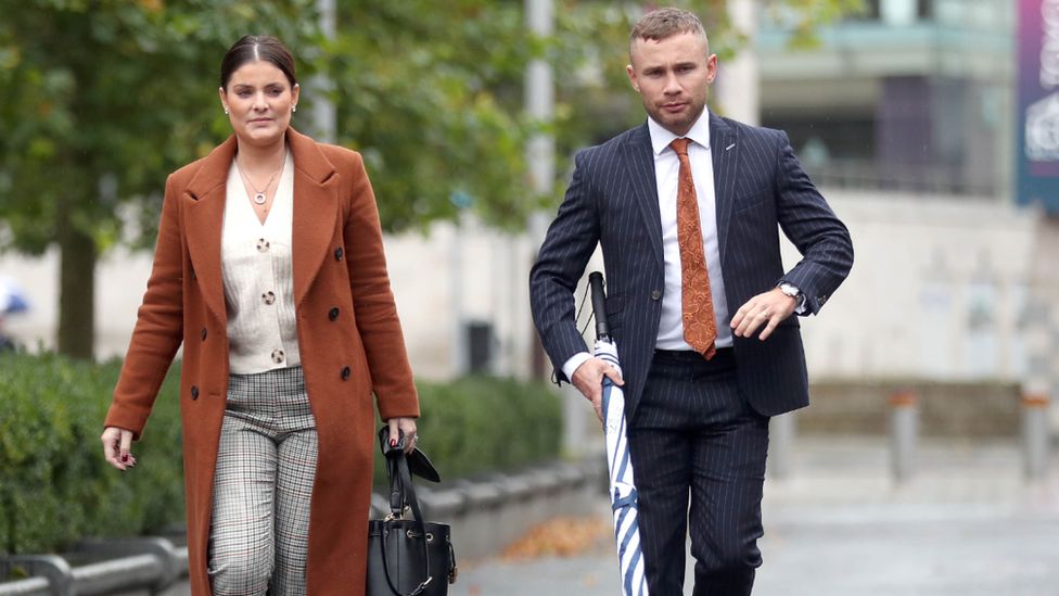 Barry McGuigan denies 'tearing up' cheque for Carl Frampton - BBC News