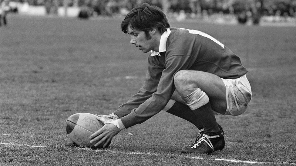 Teyrngedau i'r 'Brenin' a'r 'eicon' rygbi Barry John - BBC Cymru Fyw