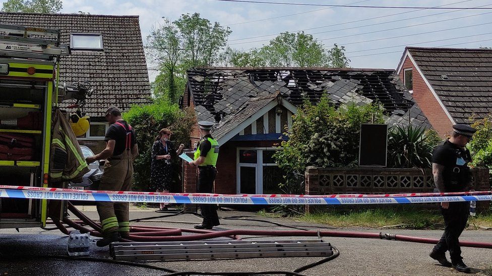 Body found in fire-ravaged bungalow near Romsey - BBC News