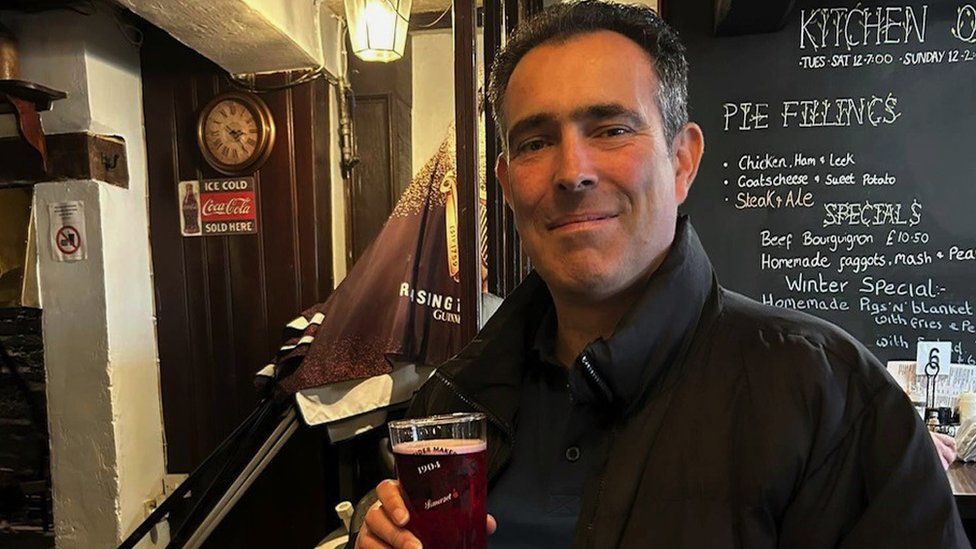 Swindon man remembered as 'advocate' for grassroots football - BBC News