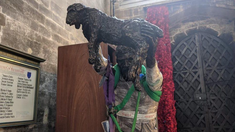 Cirencester church statues replaced 58 years after vanishing - BBC News