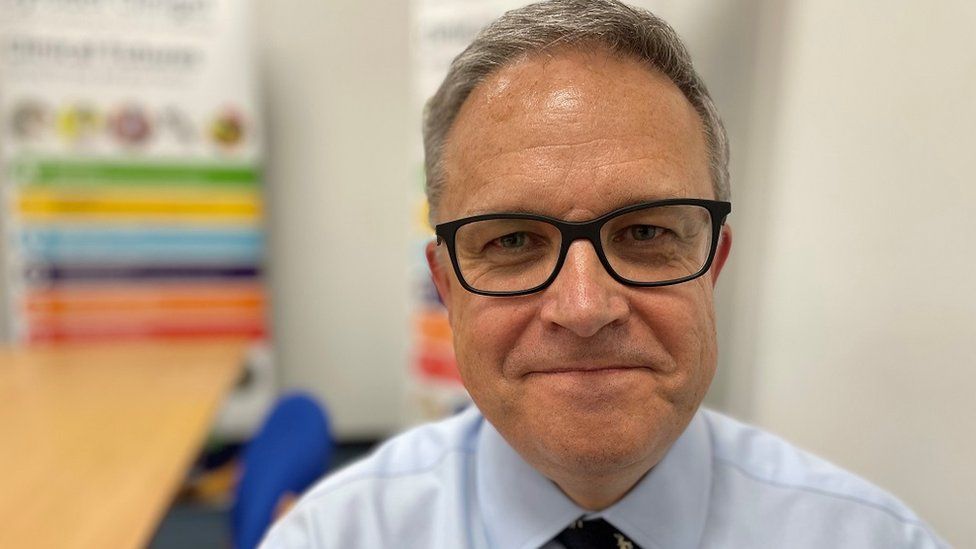 Rhai staff ysbyty yn y de yn 'ofni mynd i'r gwaith' - BBC Cymru Fyw