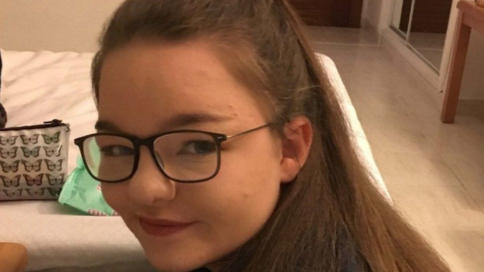 Manchester Arena Inquiry: Relatives present 'pen portraits' - BBC News