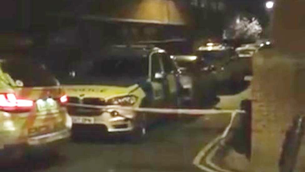 Hackney shooting: Man shot as police officer stabbed - BBC News