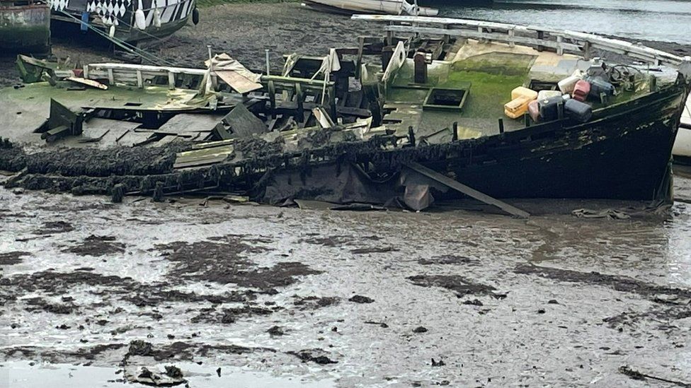 Southampton: Boat wrecks pulled from city's river - BBC News