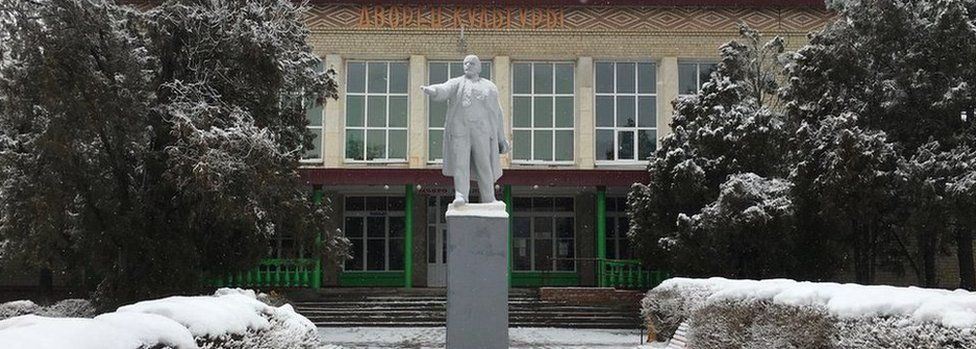 Fall of the USSR: Village that still sees Gorbachev as hero - BBC News