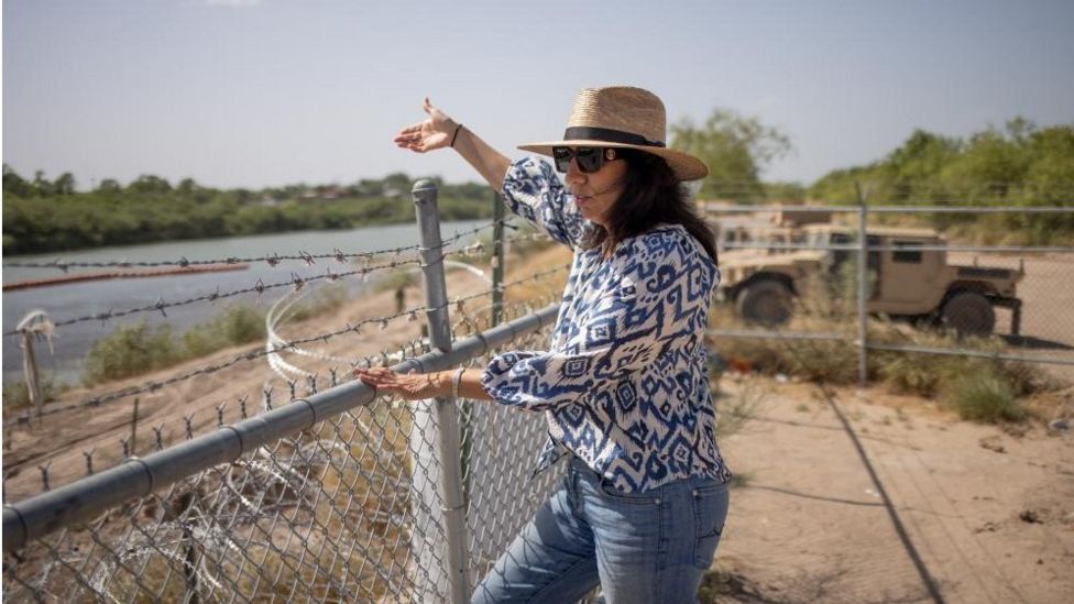 Texas wins appeal to keep border barrier, for now - BBC News