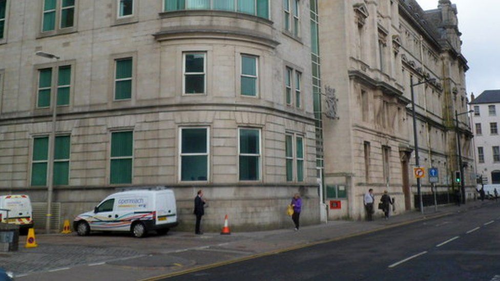 £8.5m spread-bet man Stuart Mudge hit with restrictions - BBC News