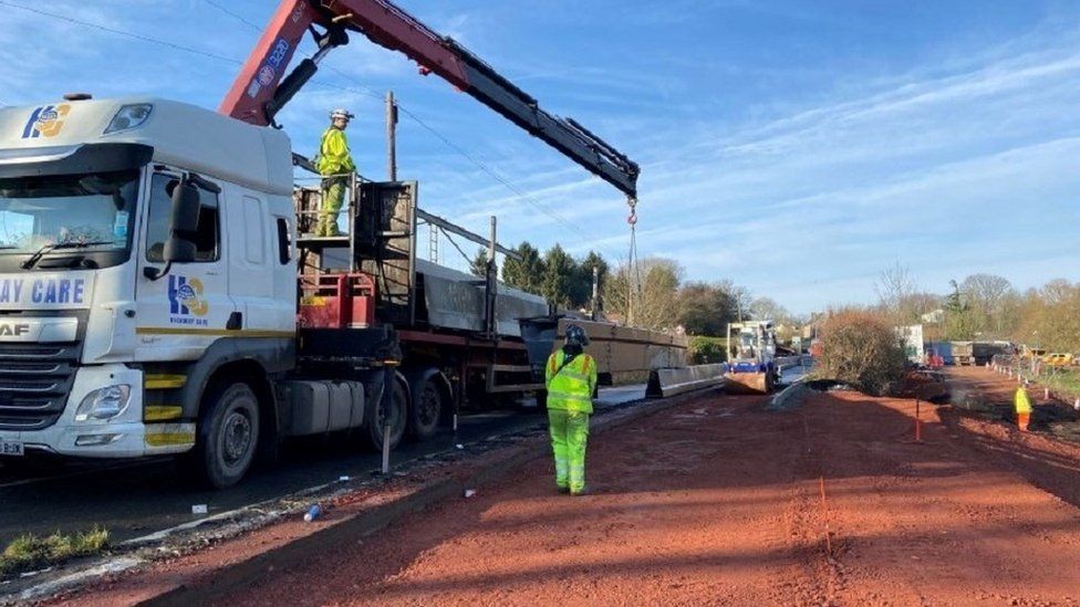 A40 in Gloucestershire reopens after landslip closure - BBC News