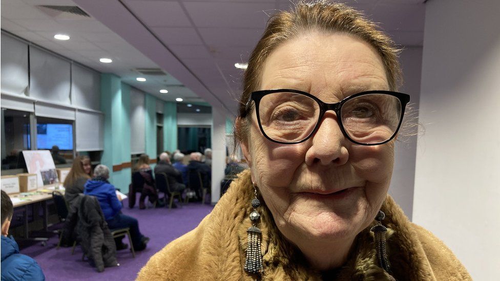 Pobl yn barod i 'ymladd' yn erbyn cynllun 300 tŷ Sir Conwy - BBC Cymru Fyw