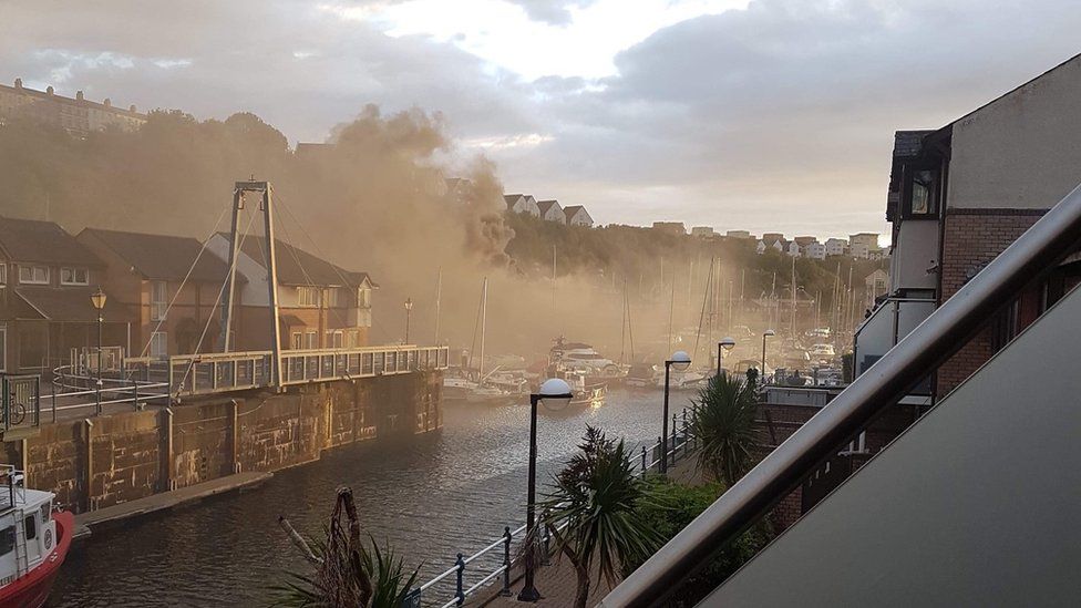 Penarth: Newly-opened restaurant catches fire - BBC News