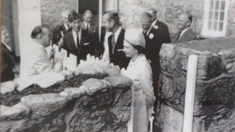 Isles of Scilly pay tribute to Queen Elizabeth II - BBC News