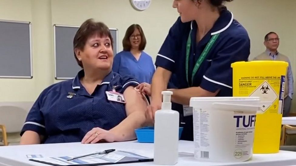 Covid-19: Guernsey vaccination centre opens in Beau Sejour - BBC News