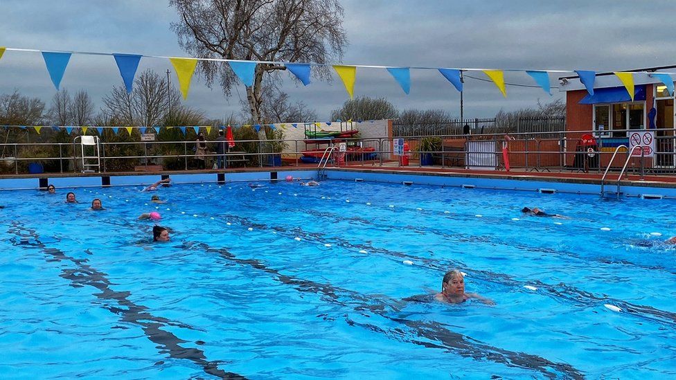 Covid: Beccles Lido reopening is 'such a treat' - BBC News