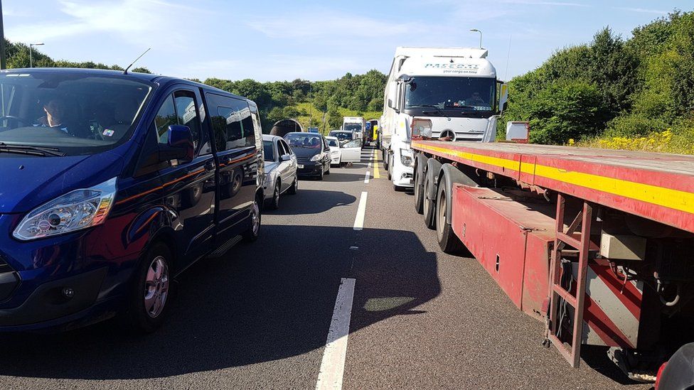 Dover ferry port chaos leads to 14-hour traffic jams - BBC News