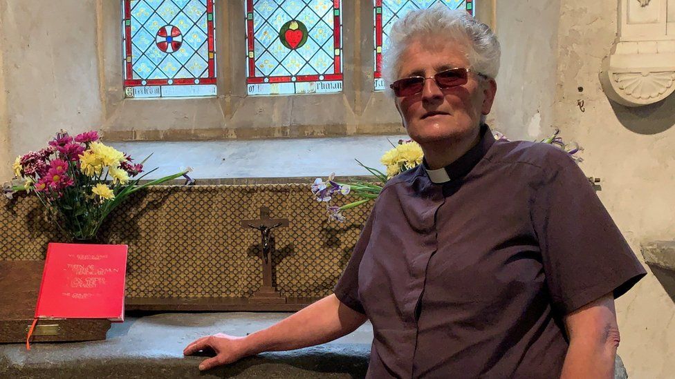 Dechrau'r broses o ethol Esgob Tyddewi newydd - BBC Cymru Fyw