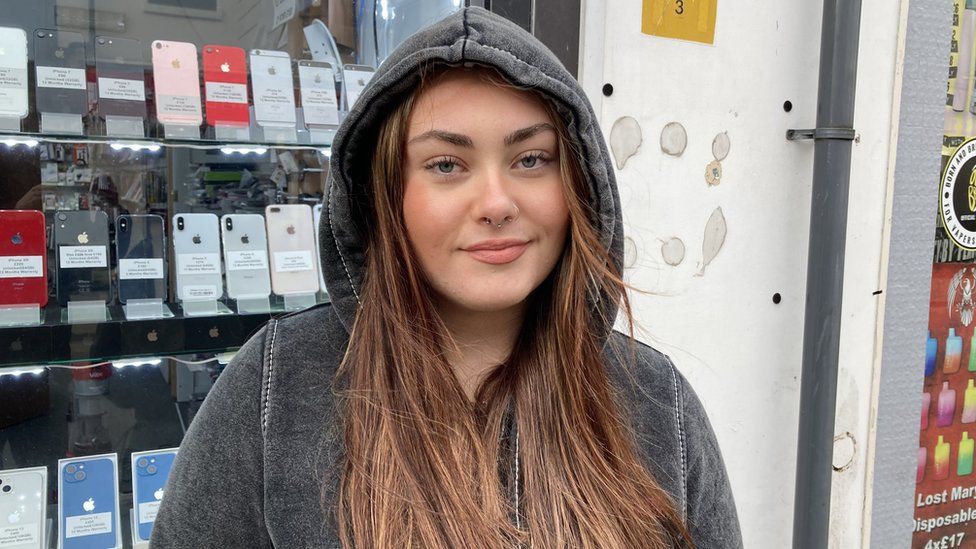 Gwahardd fêps tafladwy a chodi oedran ysmygu yn y DU - BBC Cymru Fyw