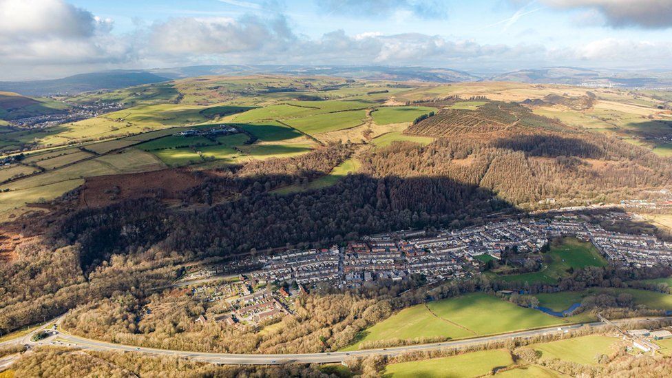 Ymateb cymysg cymuned i gynllun fferm wynt Senghennydd - BBC Cymru Fyw