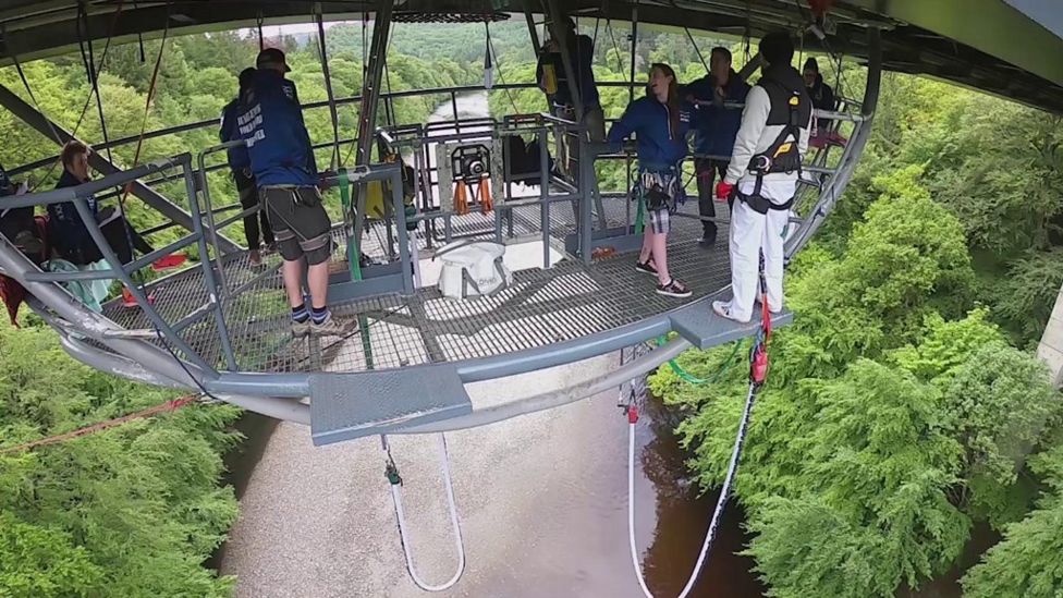 Swindon bungee-rope-snap survivor aims for world record - BBC News