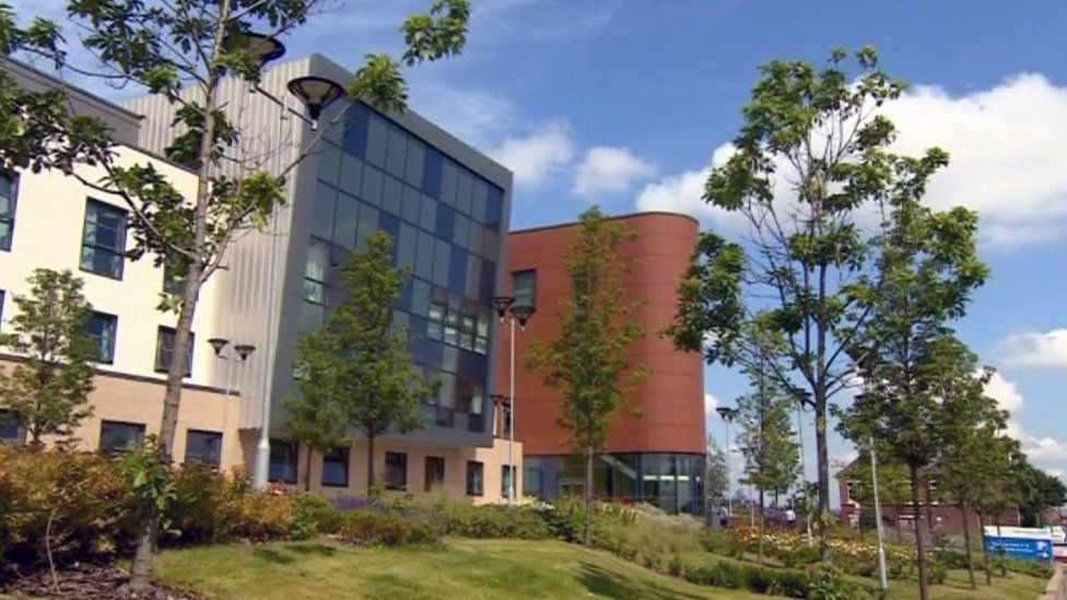 Walsall Manor Hospital criticised over maternity staffing - BBC News