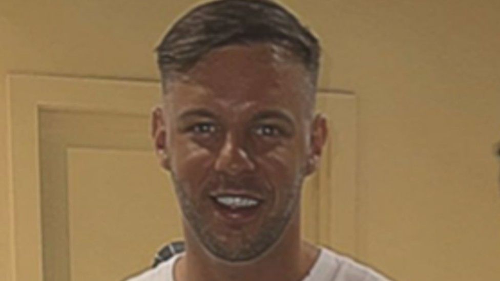 Mossley death: John Belfield wanted on suspicion of murder - BBC News