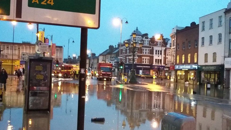 Burst pipe floods south London high street - BBC News