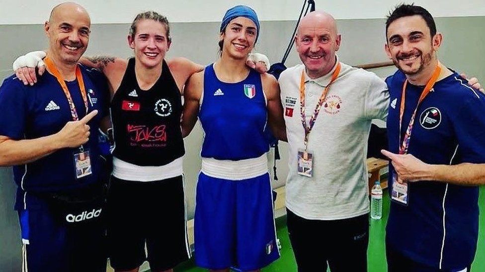 Athlete set to become the first Manx professional female boxer - BBC News