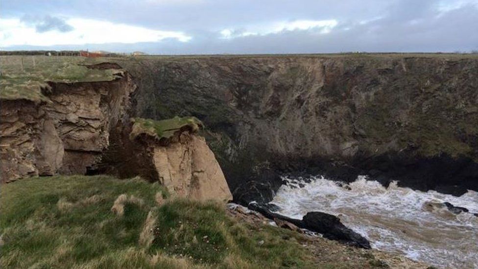 Warning as three landslides hit coast of north Cornwall - BBC News