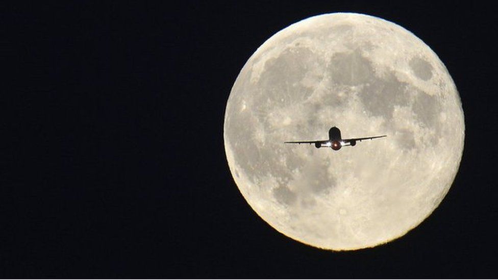 'Supermoon' wows viewers with closest glimpse since 1948 - BBC News