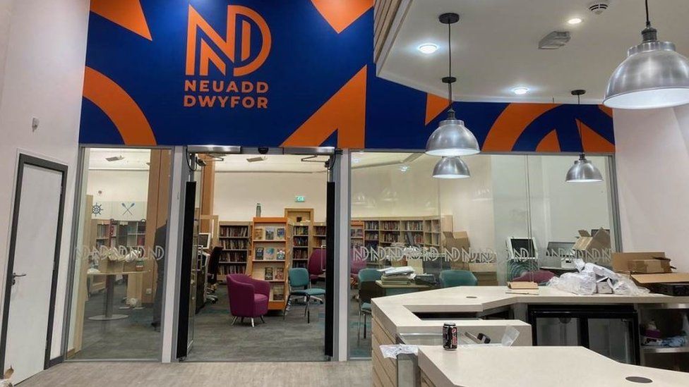 Llyfrgell Pwllheli'n ailagor wedi adnewyddiad £900,000 - BBC Cymru Fyw