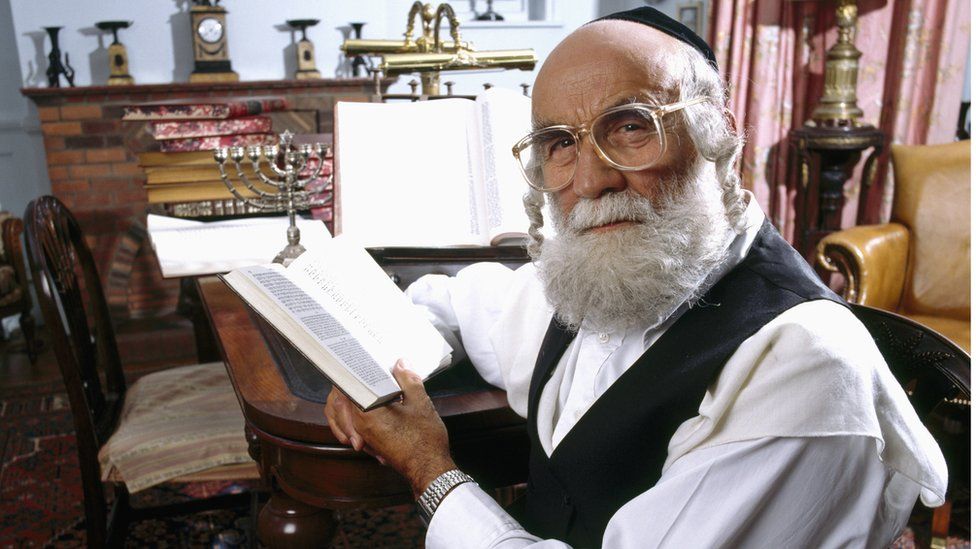 Warren Mitchell's career in pictures - BBC News