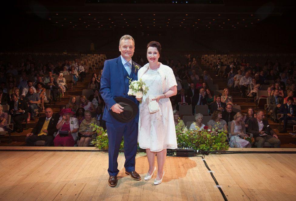 Creating the ideal bipolar wedding - BBC News