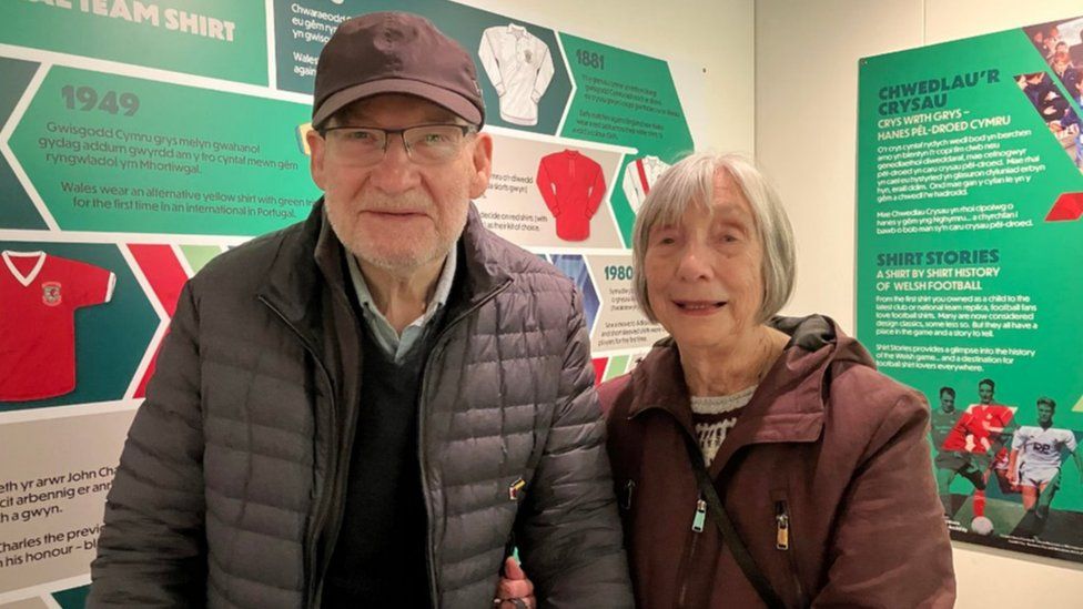 Darparu £5.4m i greu amgueddfa bêl-droed i Gymru - BBC Cymru Fyw