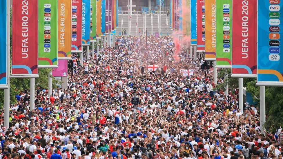 England get stadium ban after crowd trouble at Euro 2020 - BBC Newsround