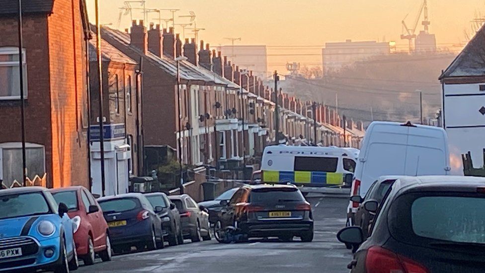 Community praised as Coventry armed stand-off enters fifth day - BBC News