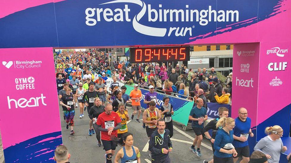 Thousands take part in Great Birmingham Run - BBC News