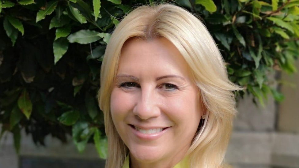 Third lockdown 'struggle' for business and families - BBC News