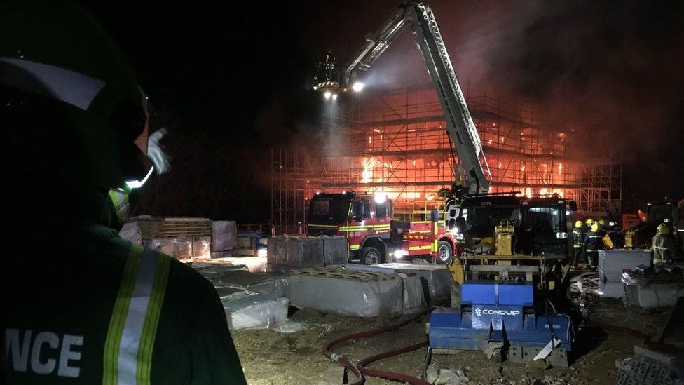 Hythe new-builds badly damaged in large fire - BBC News
