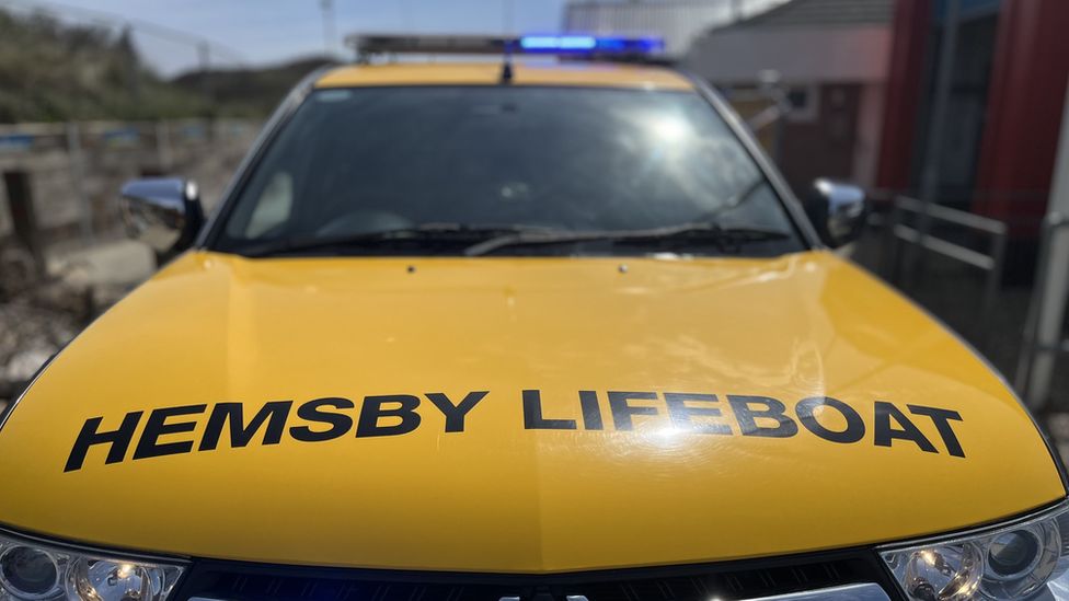 Hemsby lifeboat stops daytime rescues in blue light row - BBC News