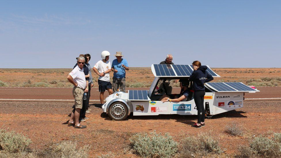 UK school crosses Australia in solar car challenge - BBC News