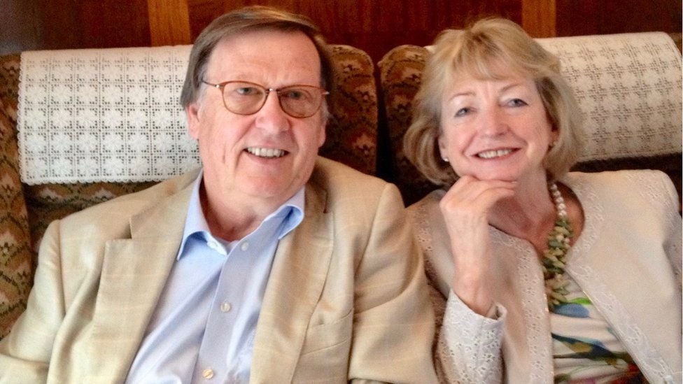 Cotswold amphitheatre built in memory of teacher - BBC News