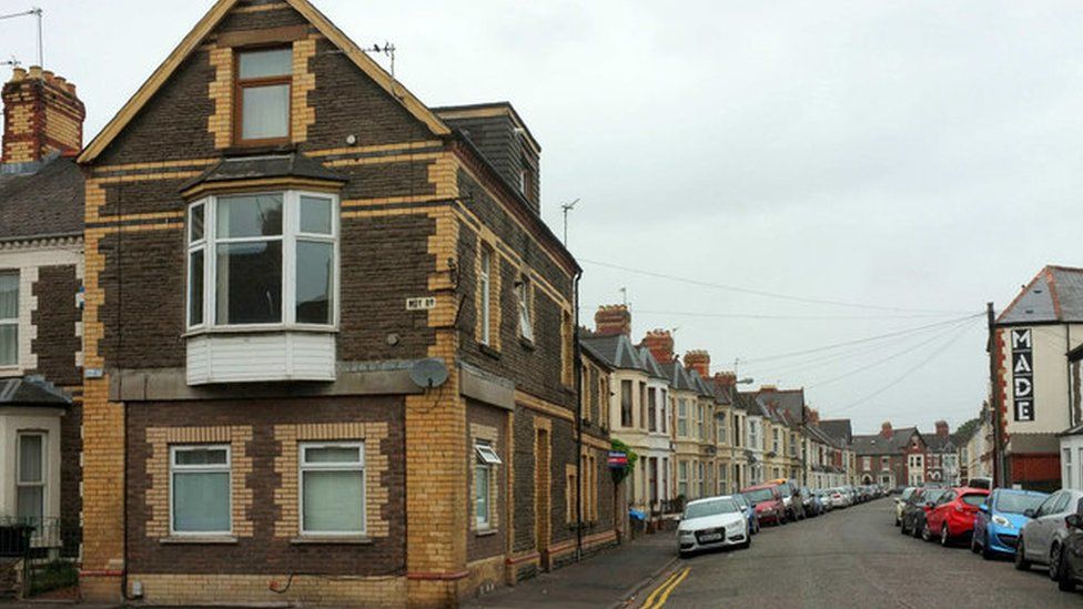 Roath fire: Five escape from burning Cardiff building - BBC News