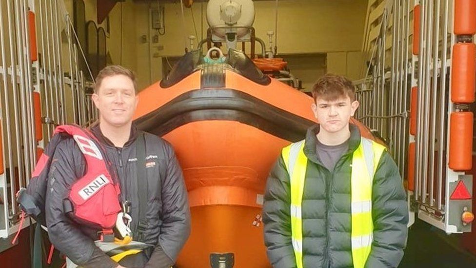 Tad a mab o fad achub Cricieth yn galw am gymorth - BBC Cymru Fyw