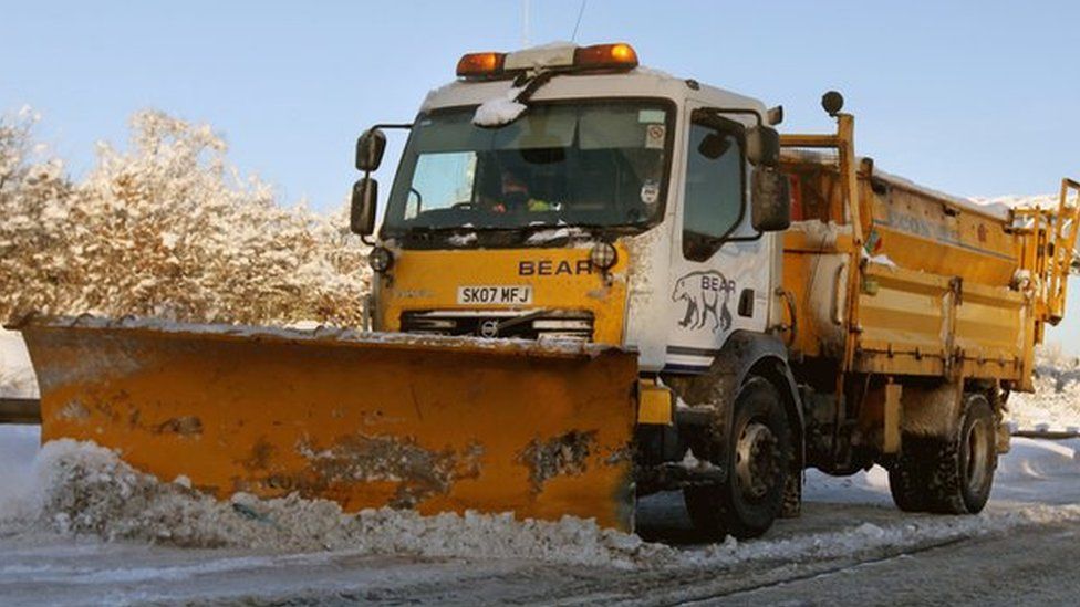 Firefighters 'asked to drive gritters' in Lincolnshire - BBC News