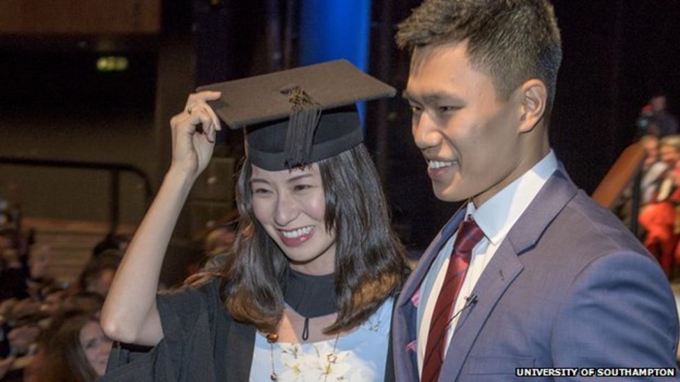 Marriage proposal at Southampton University graduation ceremony - BBC News